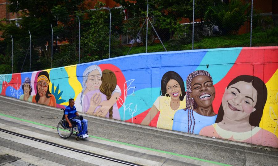 Murales en Medellín: recorrido en tranvía amenizado por arte